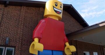 Mitglieder einer Kirchengemeinde bauen gigantische LEGO Figur | GMX.CH