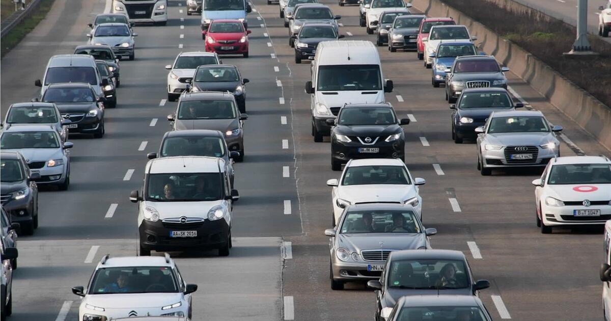 Was ist erlaubt? So verhalten Sie sich im Stau richtig | GMX.CH