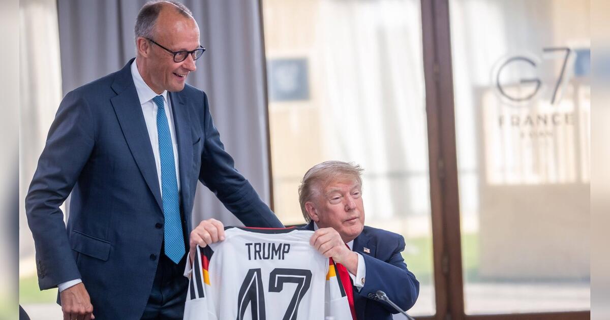 Friedrich Merz schenkt Trump Deutschlandtrikot mit Rückennummer 47 | GMX.CH