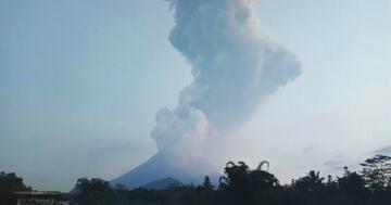 Kilometerhohe Aschewolke: Vulkan Merapi in Indonesien bricht erneut aus | GMX.CH